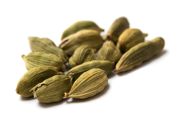 Kardamona šķipsna uz koriandra lapas | LA.LV