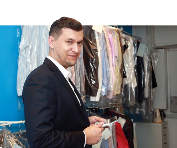 Ar pilnu tvaiku gludināšanā! Balto apkaklīšu bizness uzņem apgriezienus ...