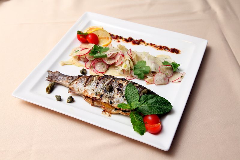 Grilēta varavīksnes forele ar fenheļa un redīsu salātiem | LA.LV