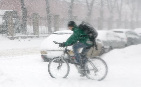Daudzviet gaidāma stipra snigšana, Ziemeļvidzemē arī spēcīgs putenis ...