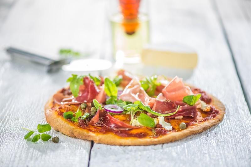 Pica ar “Mozarella” sieru un vītinātu šķiņķi | LA.LV