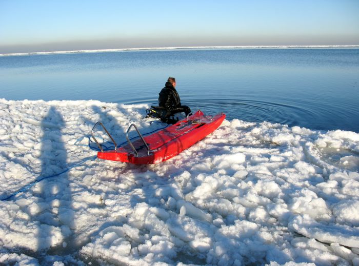 Rīgas līcis un ostas vēl brīvas no ledus; pie Kolkas dreifē ledus ...