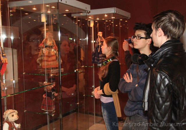 Latvijas meistaru darinātas lelles Kaļiņingradas dzintara muzejā | LA.LV