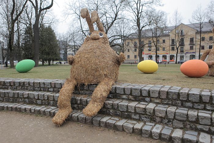 Ļaundari brīvdienās Jelgavas parkā nosvilina Lieldienu zaķi | LA.LV