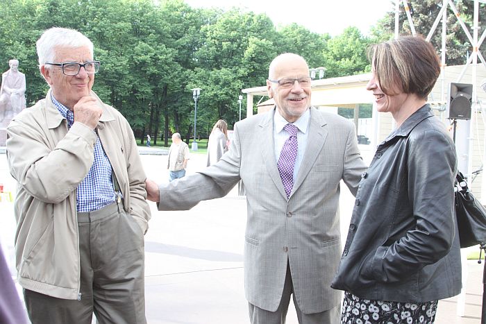 Prezentē “LA” izdevumu – Jānis Peters dzīvē un dziesmā, dzejā un mūzikā ...