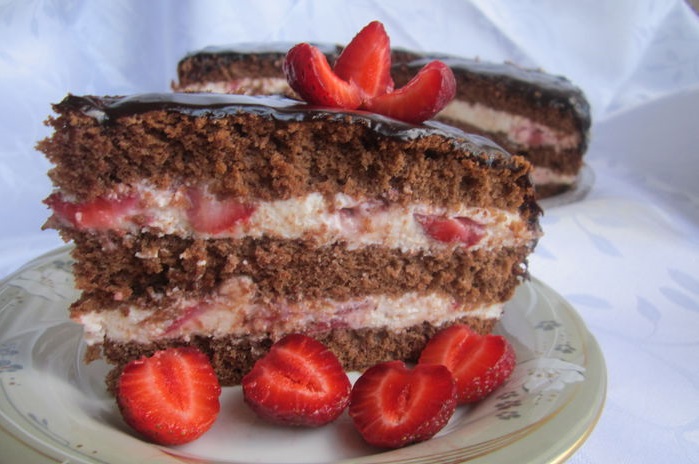 Šokolādes zemeņu torte ar biezpiena krēmu | LA.LV