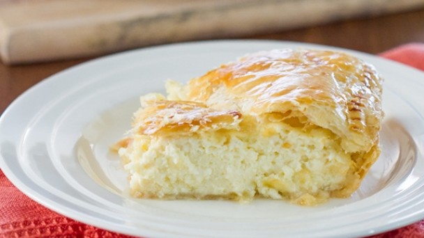 Grieķu siera pīrāgs no kārtainās mīklas | LA.LV