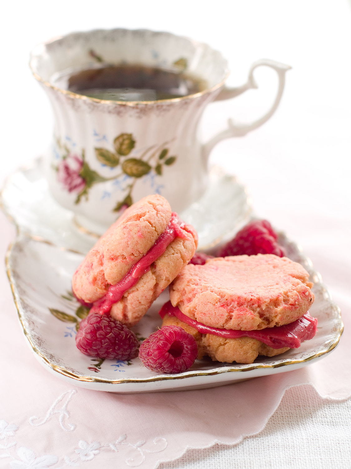 Smilšu mīklas cepumi ar aveņu pildījumu | LA.LV