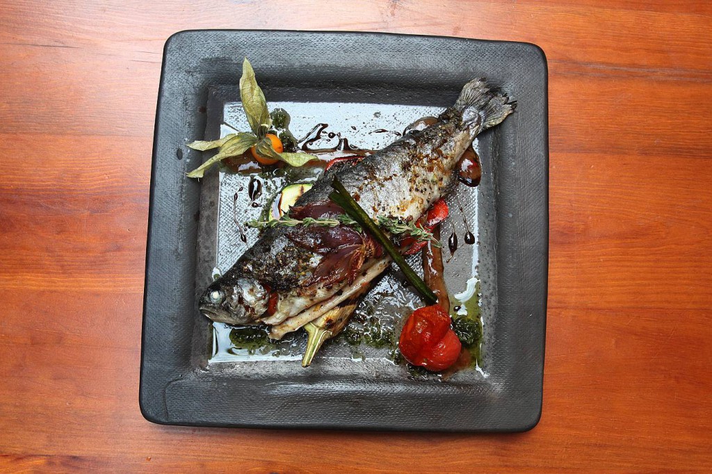 Strauta forele, pildīta ar ķiršu tomātiem un timiānu | LA.LV