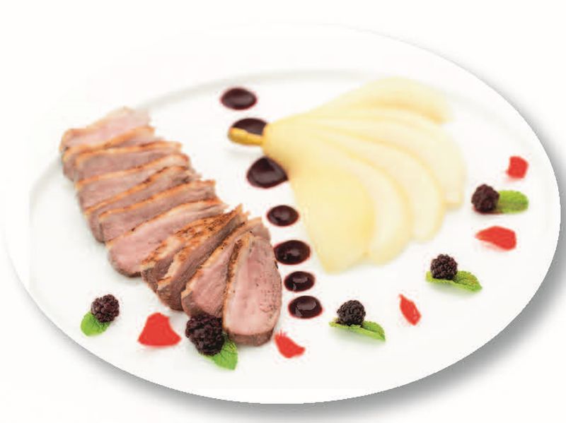 Glazēts bumbieris ar pīles krūtiņu un kazeņu piedevu | LA.LV