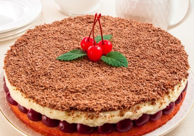 Šodien pasaulē svin šokolādes dienu. Ķiršu un šokolādes torte ...