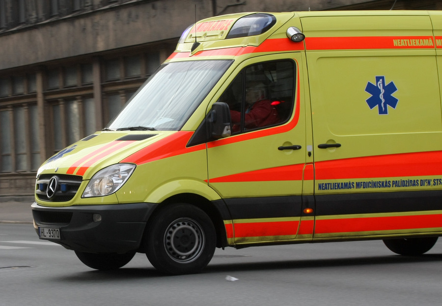 Pusaudzis salauž abas rokas, krītot ar sniega dēli | LA.LV