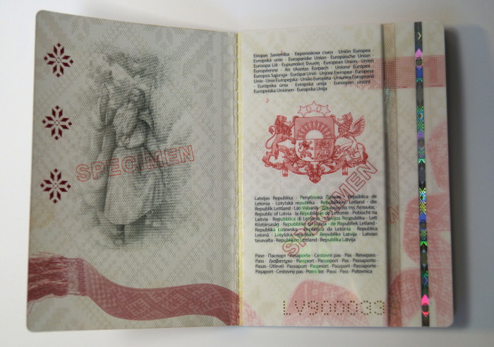 Jaunās Latvijas pilsoņa pases rotā Dziesmu svētku elementi | LA.LV