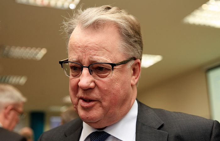 Gunti Ulmani bez pases neielaiž Saeimā; eksprezidents apvainojies | LA.LV