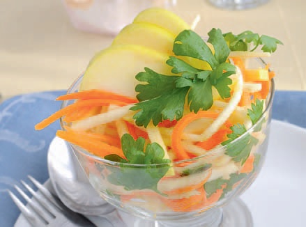 Seleriju un ābolu salāti jogurta mērcītē. Spirgtums uz šķīvja | LA.LV