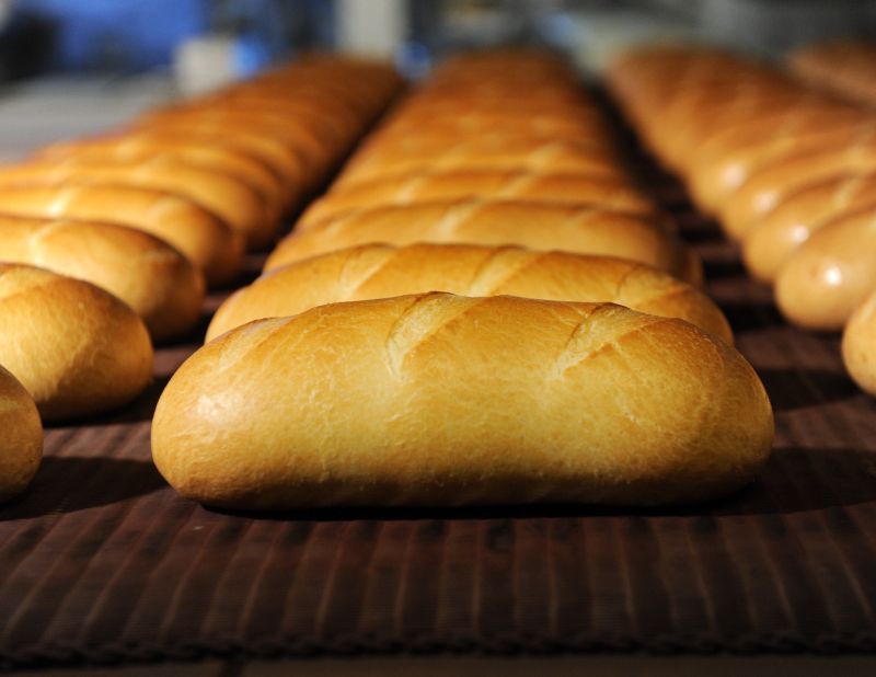 Jauna likuma dēļ veikalos trūkst maize | LA.LV