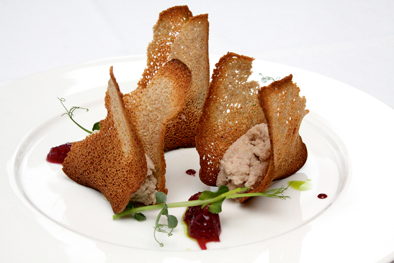 Kūpinātu reņģu pastēte ar karamelizētiem sīpoliem | LA.LV