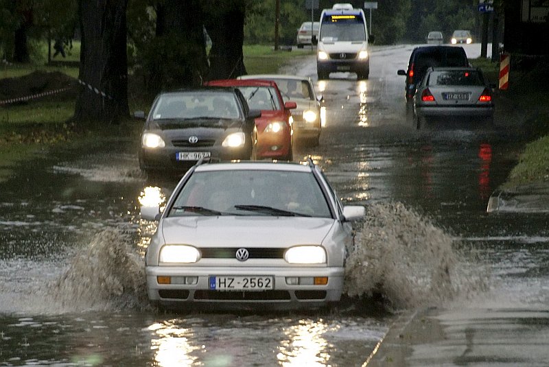 Peļķe – tavs spogulis. Vēlreiz par slapju ceļu briesmām | LA.LV