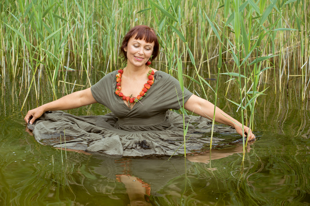 Puķes biksītēs, rīta rasa saldētavā. Pirtniece Anita iet pļavā kā ...