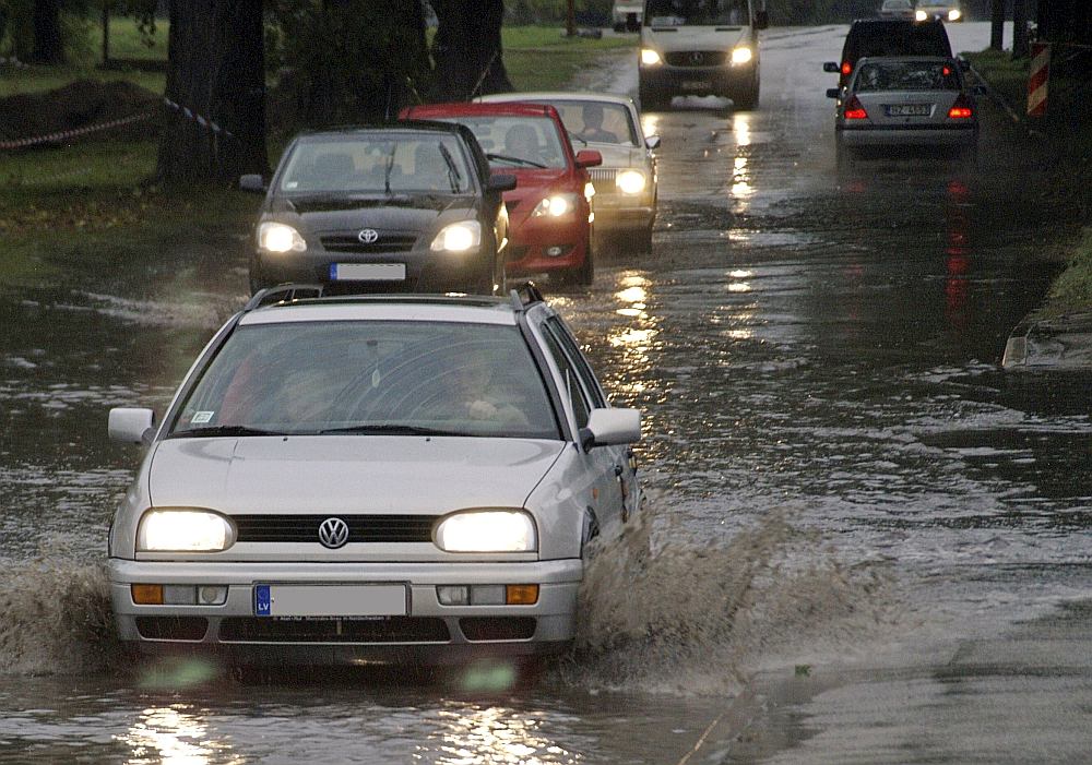 “Pieturā stāv ome ar mazdēlu. Garām brauc auto un apšļāc stāvētājus ...