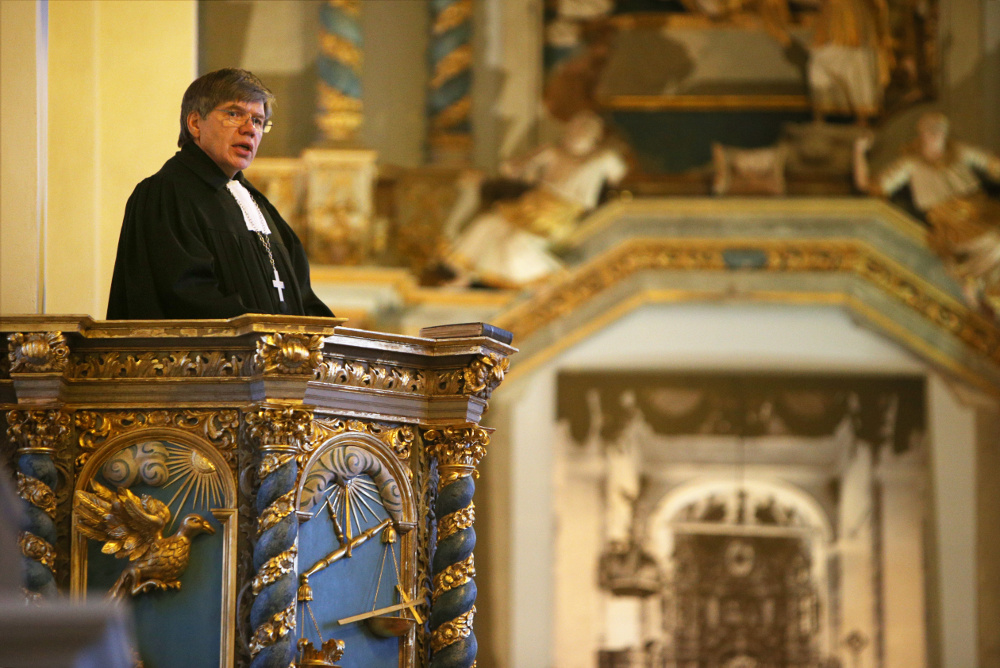 Īpašā dievkalpojumā iesvētīta Lestenes baznīcas kancele un altāris | LA.LV