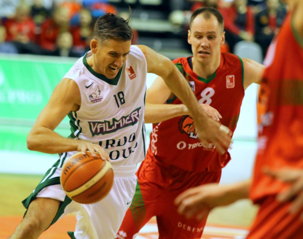 FOTO: Kristaps Valters ar uzvaru debitē Valmierā | LA.LV