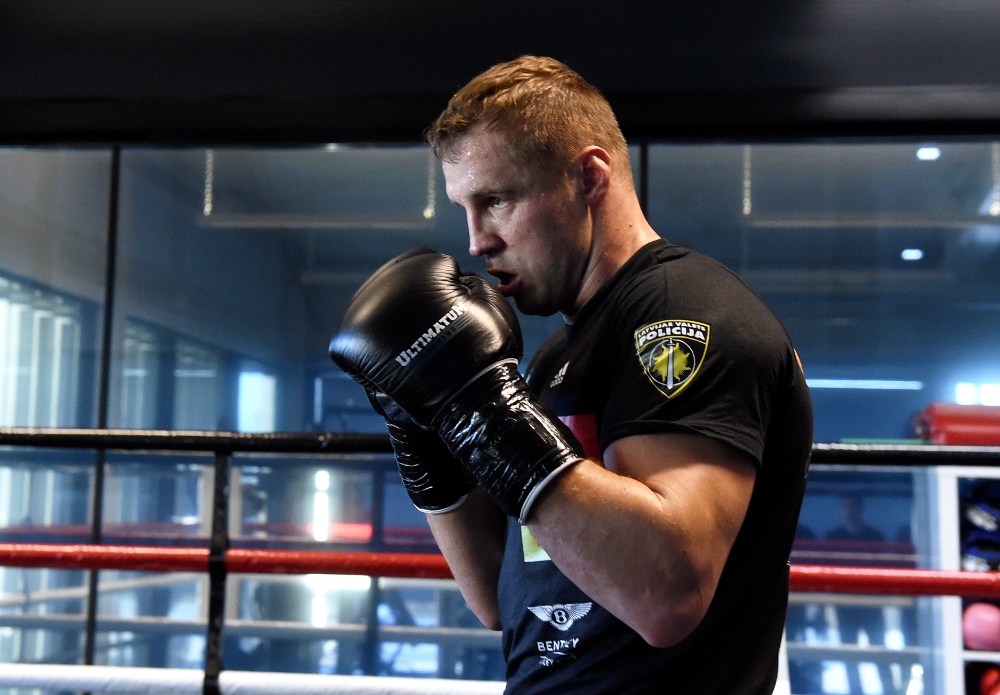 Foto: Mairis Briedis demonstrē izcilu formu un aicina dienu sākt ar ...