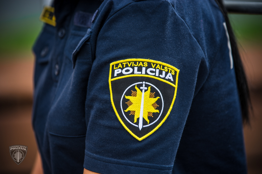 Dzēris policists pie stūres iesaistīts avārijā ar smagām sekām | LA.LV