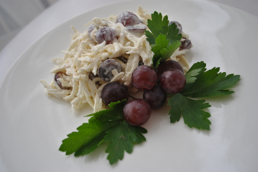 Neparasti gardi seleriju un vīnogu salāti | LA.LV