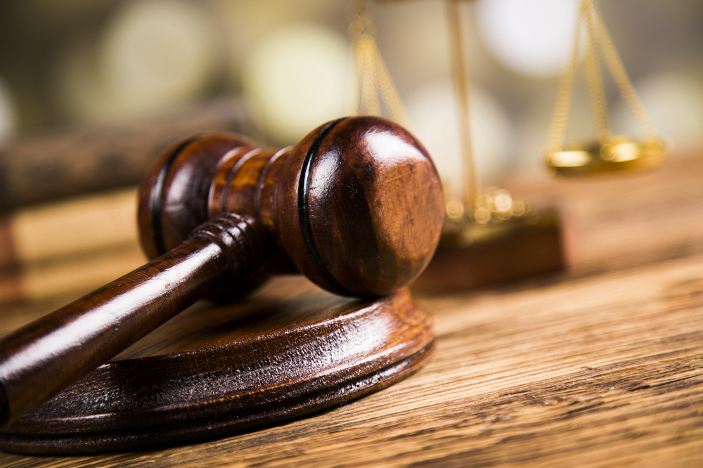 Rīdzinieci tiesā par savas draudzenes, antikvariāta īpašnieces nosišanu ...