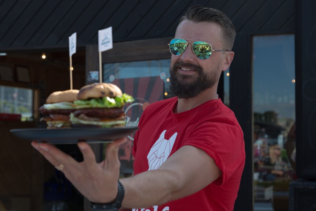 Burgeru receptes piedāvā Jana Duļevska, Armands Simsons un brāļi Šici ...