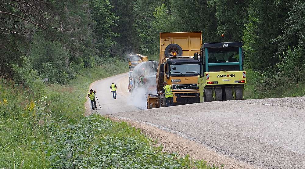 Grants ceļu apstrāde ar saistvielu un šķembām. Vai glābiņš arī Latvijas ...