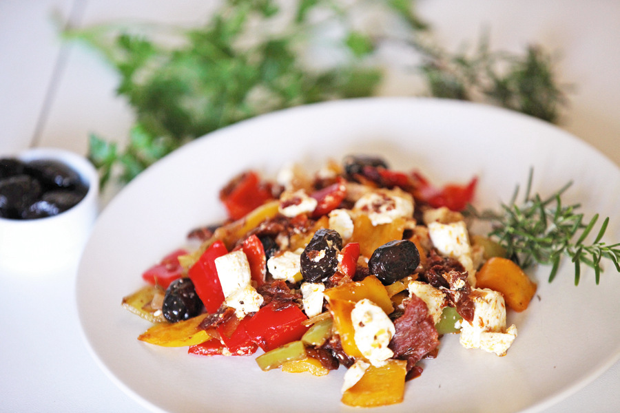 Cepta paprika ar sieru, rozmarīnu un olīvēm | LA.LV