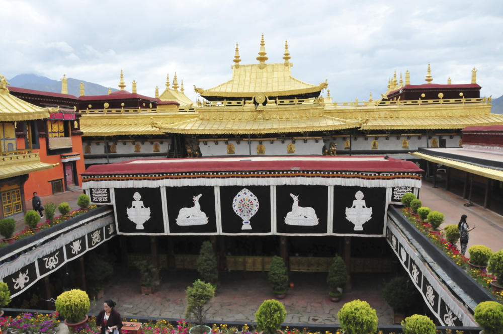 Izcēlies ugunsgrēks Tibetas budisma garīgajā centrā | LA.LV