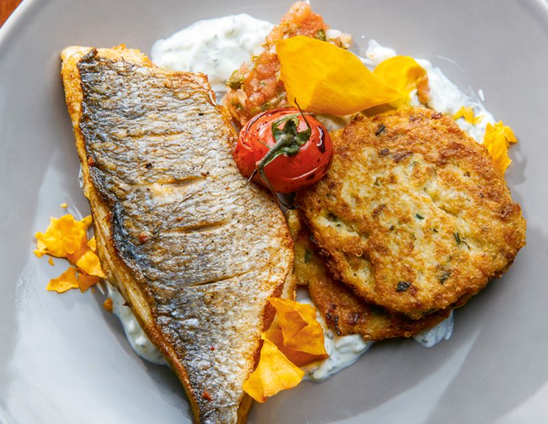 Cepta doradas fileja ar kvinojas plāceņiem, tomātu salsu un jogurta ...