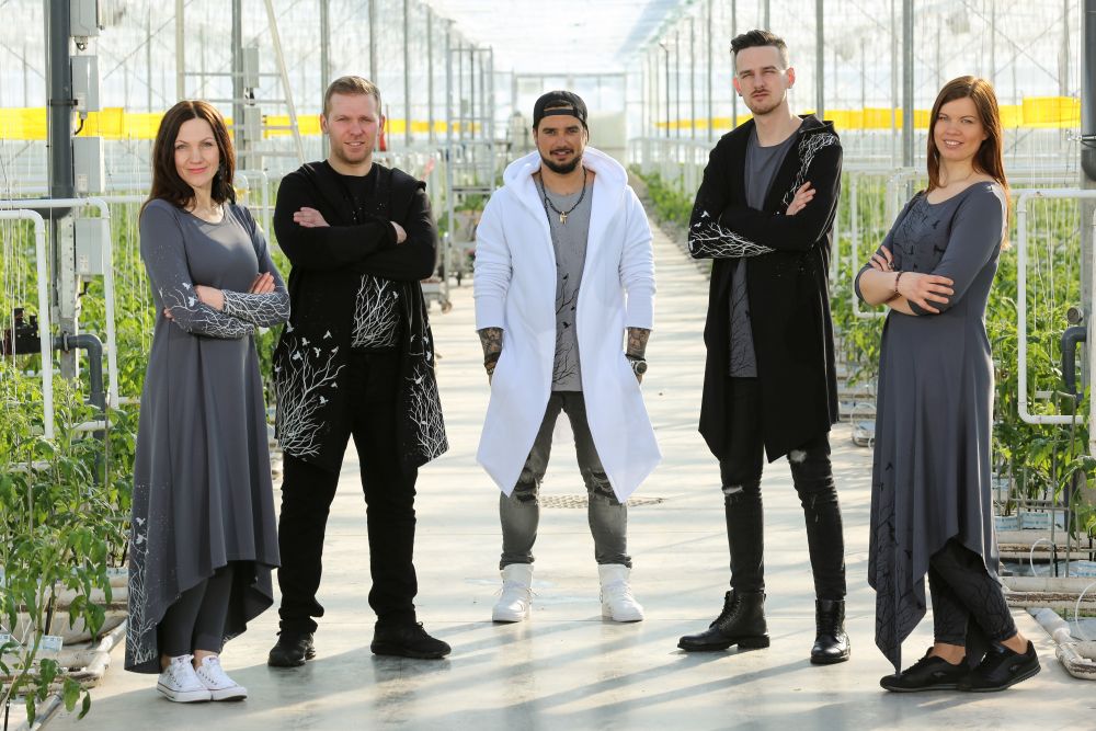 Reinis Reķis liek malā bungas un izdod pirmo solo dziesmu “Uz pasaules ...