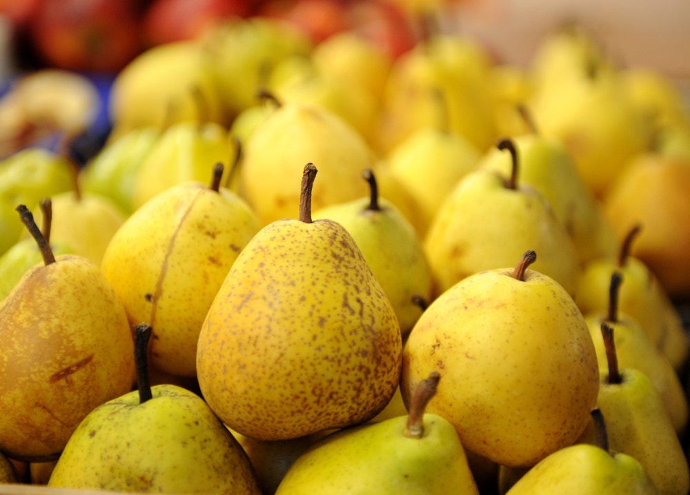 Meitenīte gandrīz nosmok, ēdot bumbieri | LA.LV