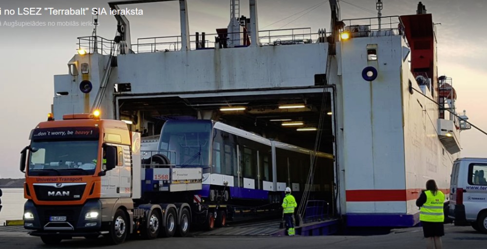 FOTO. Liepājas ostā izkrauj 51 metru garo Rīgas tramvaju | LA.LV