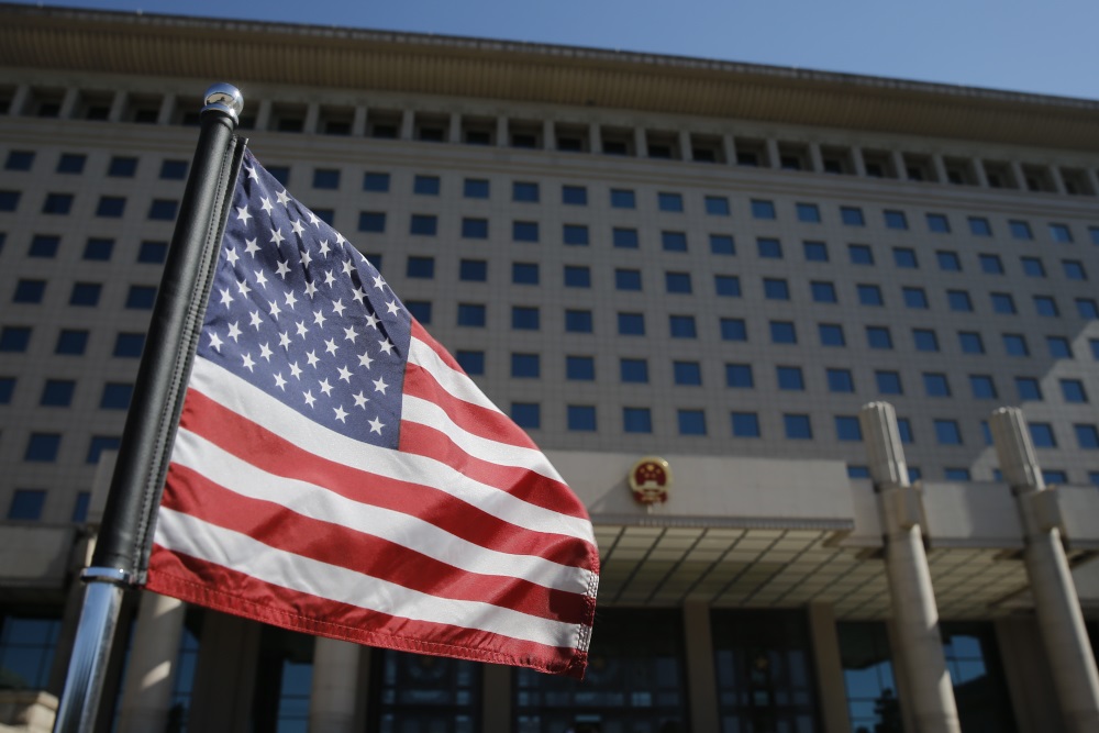 Trampa “tarifu karš”: Vai ASV cietīs vairāk nekā Eiropas Savienība? | LA.LV