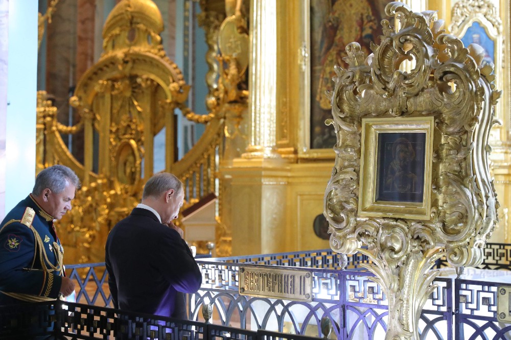 FOTO: Putins apmeklē “Auroru” un Pētera I kapu | LA.LV