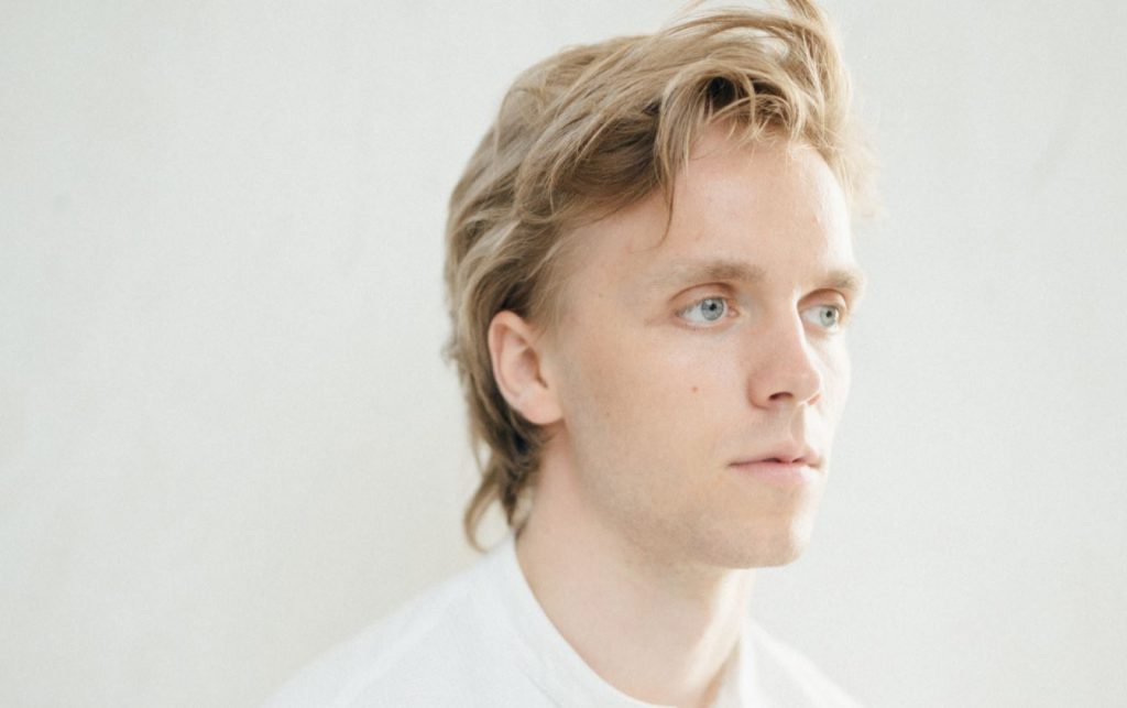 VIDEO: dziedātājs Chris Noah pubisko jaunu dziesmu | Kokteilis.lv