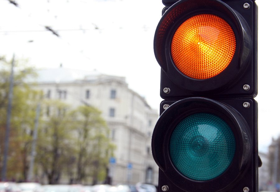 Rīgā par 1,29 miljoniem eiro izbūvēs jaunus luksoforus | LA.LV