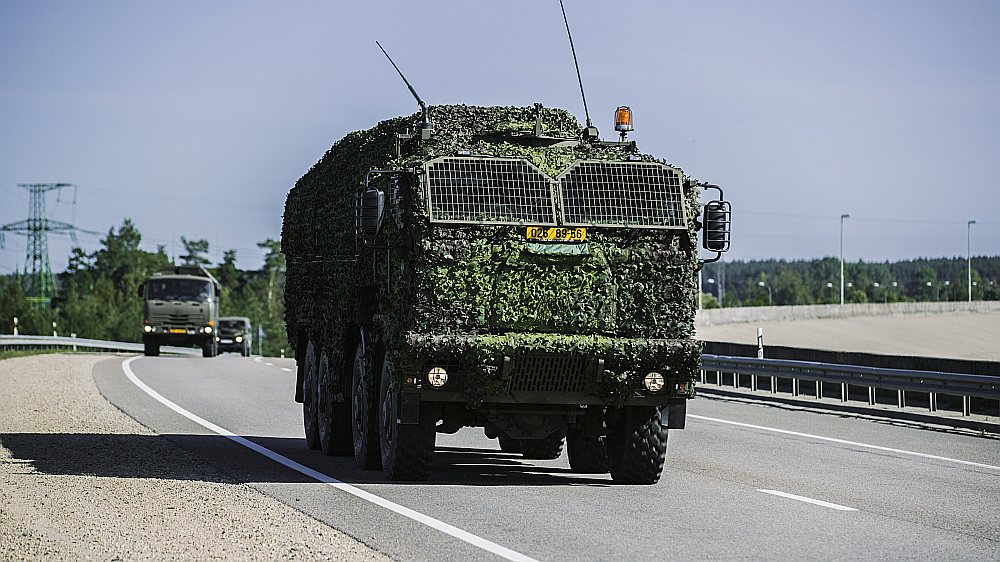 Pa ceļiem var pārvietoties militārā tehnika: AM brīdina iedzīvotājus par mācībām | LA.LV
