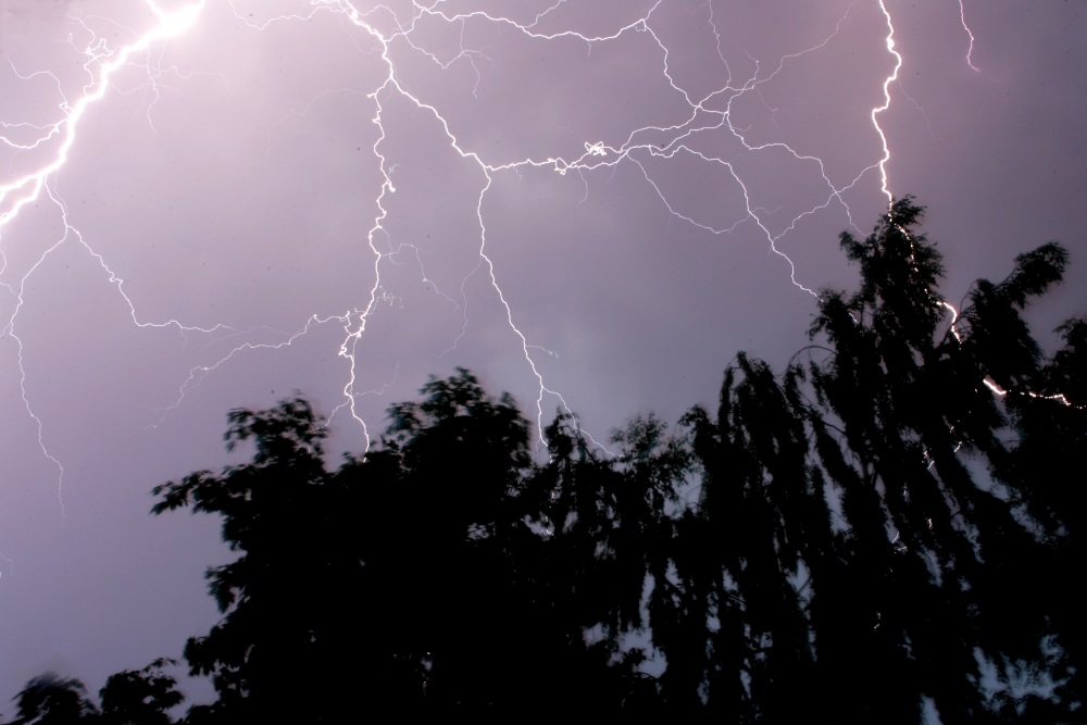 Trešdien lielākais vētras un krusas risks būs Latvijas austrumu pusē ...