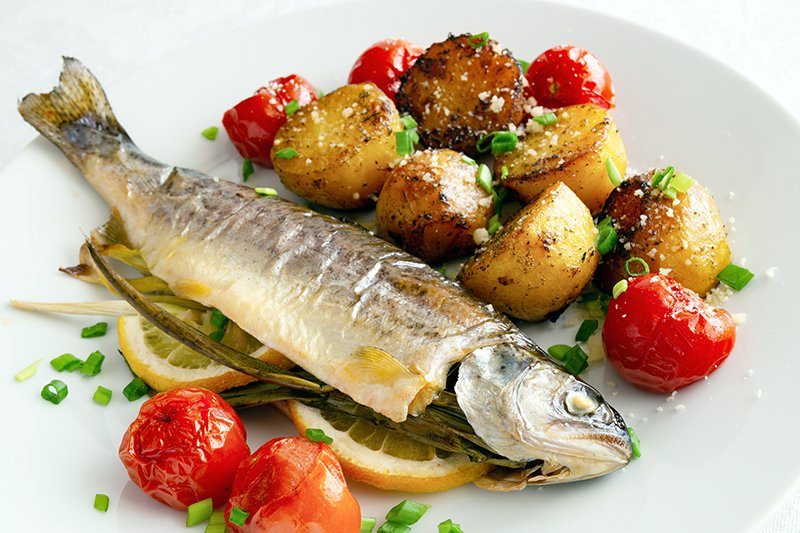 Pildīta forele ar krāsnī ceptiem kartupeļiem un tomātiem | LA.LV