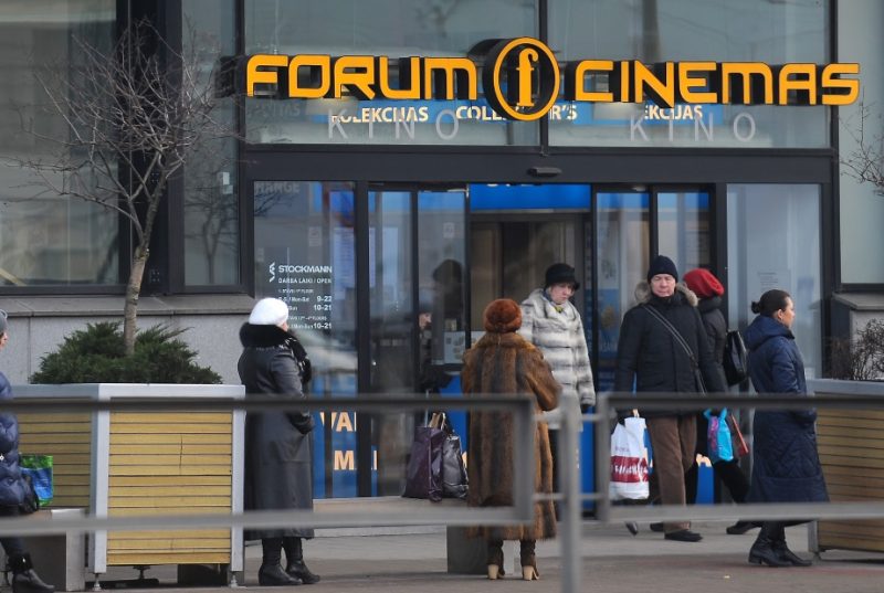 Kinoteātris pēkšņi no repertuāra izņēmis “Klases salidojumu” un “Lote ...