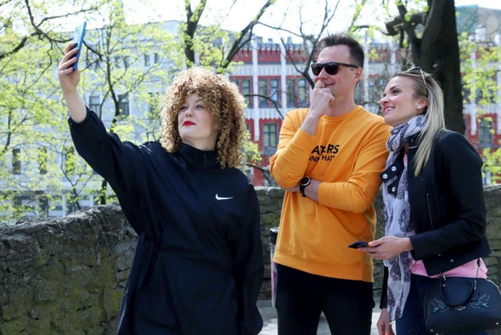 FOTO: Agnese Rakovska sagaida pavasari ar drosmīgu afrikāņu frizūru ...