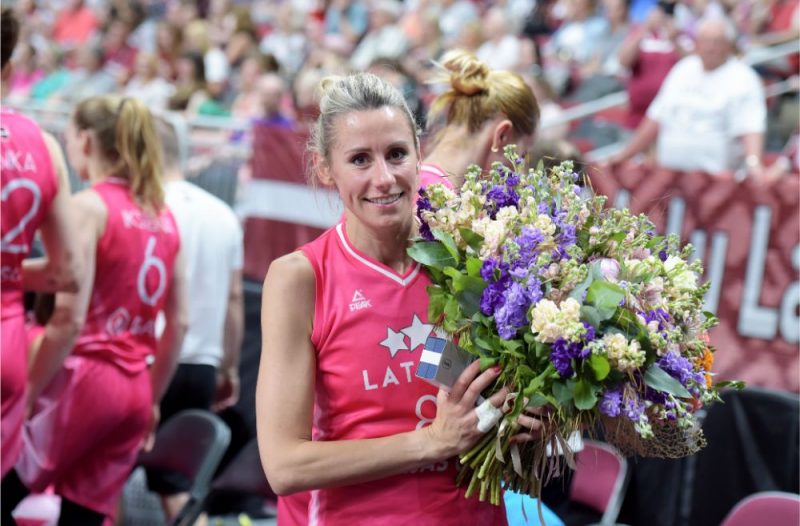 FOTO: Basketboliste Gunta Baško ar sirsnīgu foto pavēsta par ģimenes ...