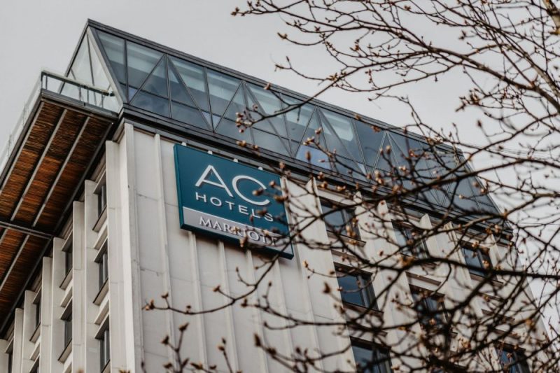 FOTO: Zināms, kad slēgtās viesnīcas “Albert Hotel” vietā atvērs jauno ...