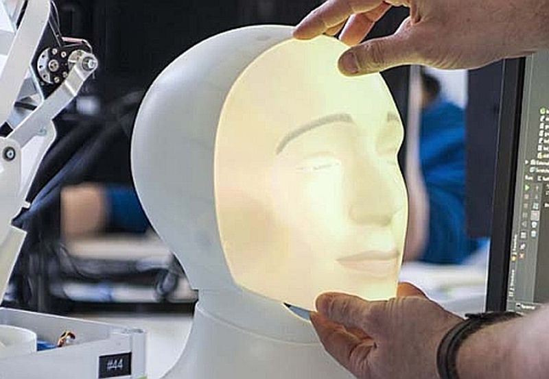 Zviedrijā darbā pieņem robots | LA.LV